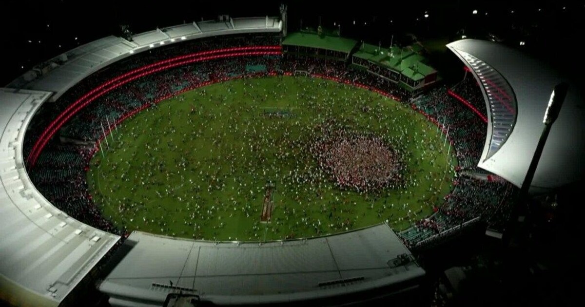 Extraordinary angles of the crowd swarm