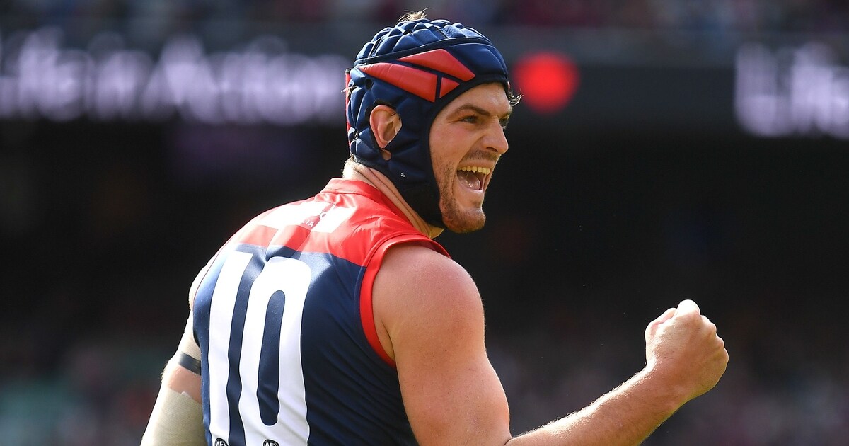 Angus Brayshaw signs six-year deal to stay with Melbourne Demons