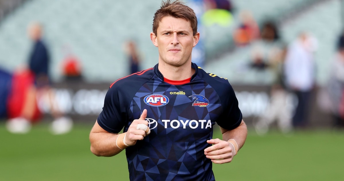 Leg fracture puts Adelaide Crows midfielder Matt Crouch out indefinitely