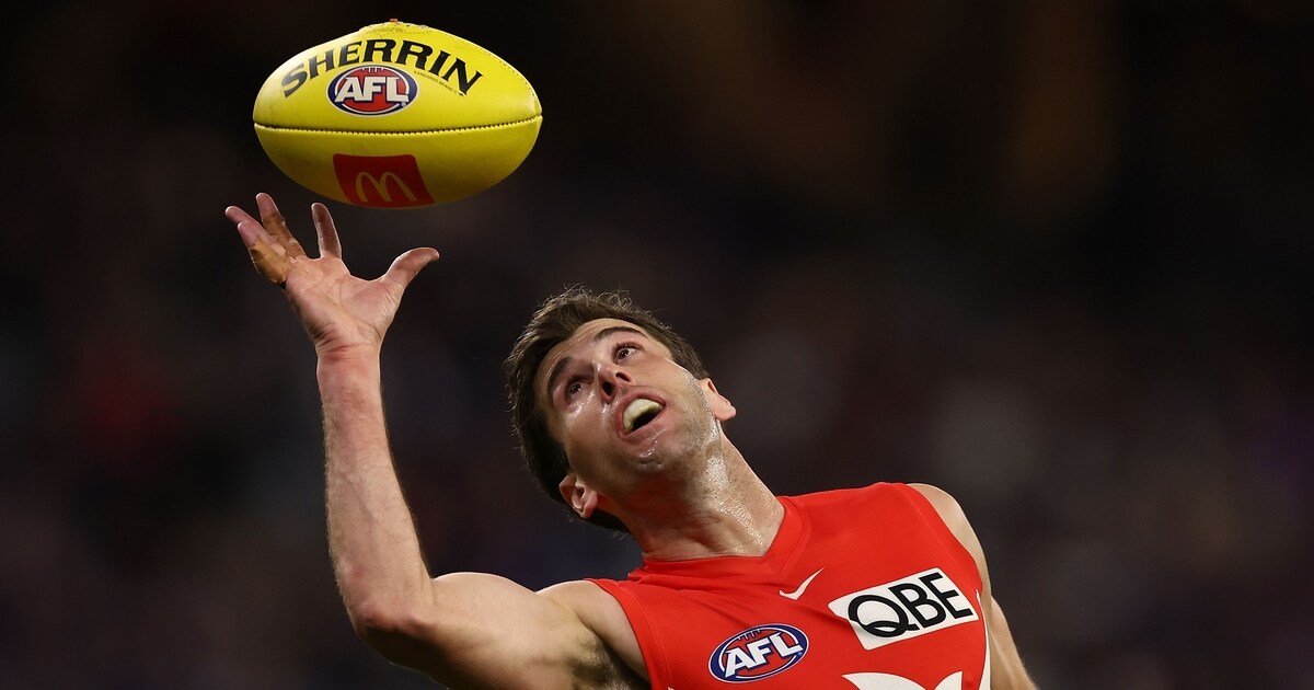 Sydney Swans defender Robbie Fox signs new deal for two years