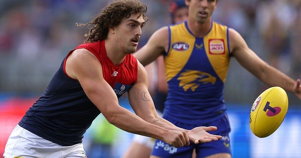 Footy Feed: Dee wants trade, Horse backs Bud, Pies' new tactics