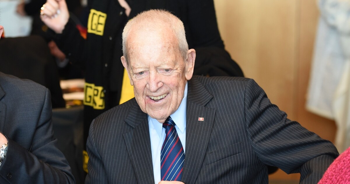 North Melbourne legend and former VFL boss Allen Aylett dies, aged 88