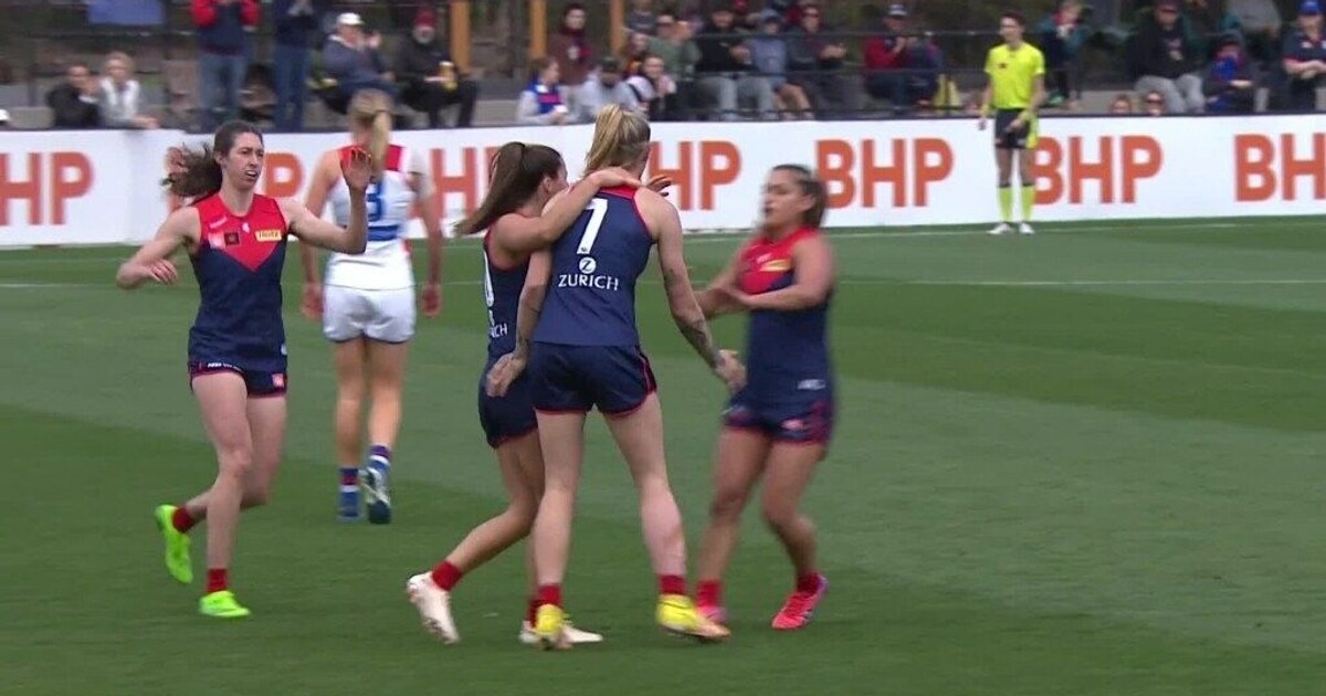 Harris gives Dees early jump with quick snap