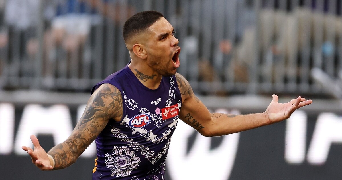 Sunny day as veteran Fremantle Docker Michael Walters re-signs