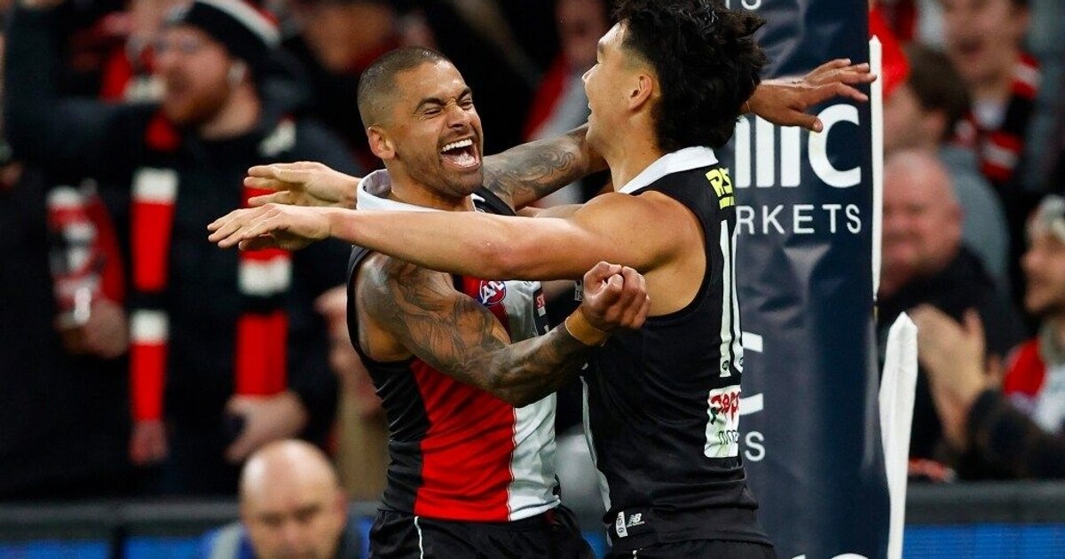 Hill gives crowd hope as Saints go end to end