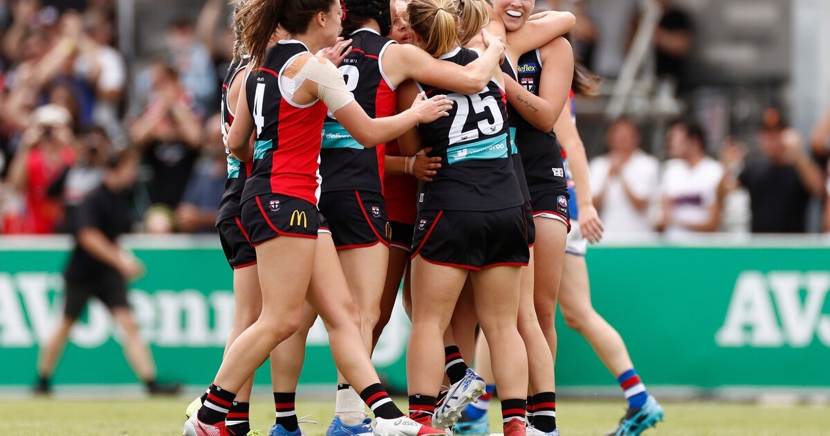 Friday night footy: Saints V Demons