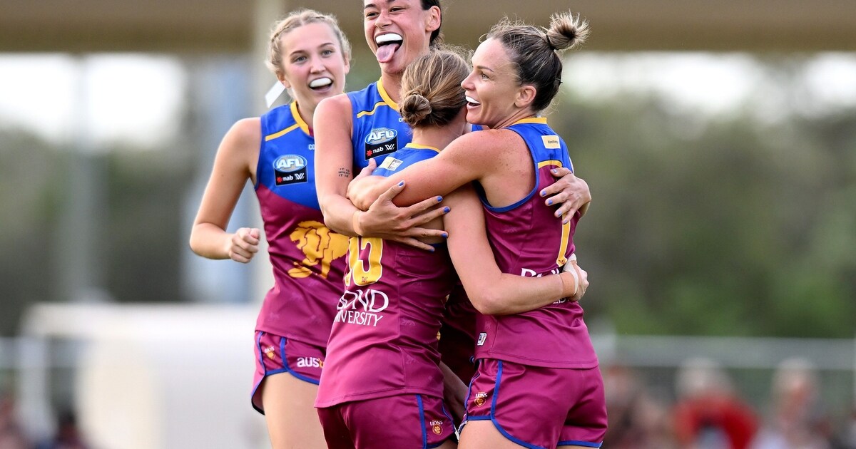 Reigning premiers fire warning shot in dominant win over Pies