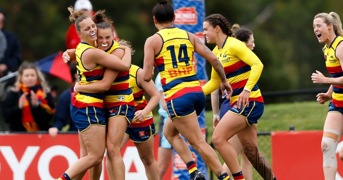 Undefeated Adelaide Crows end Melbourne Demons' winning streak in ...