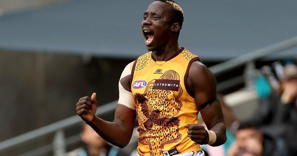 Chol charges towards goal as Hawks continue early domination