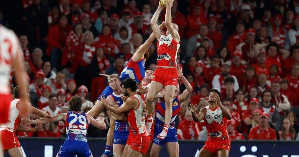 Wow, Warner: Chad takes to clouds in super speccy