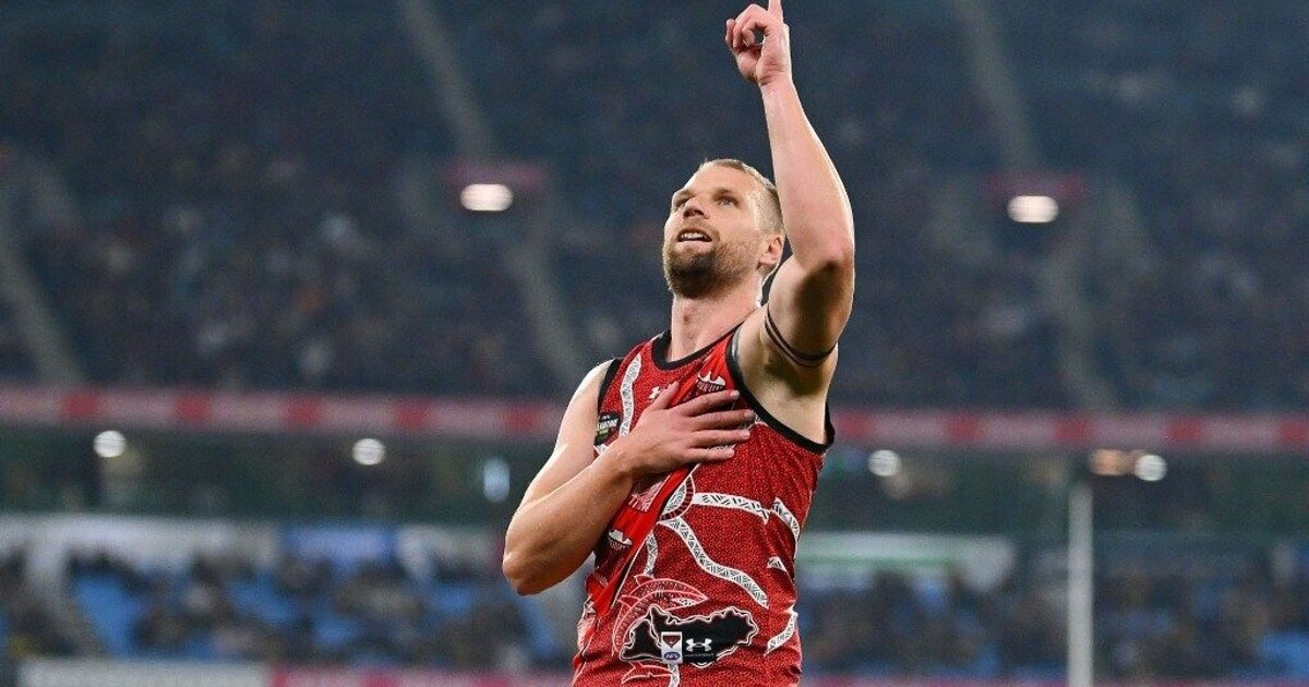 Stringer celebrates 200th with early double