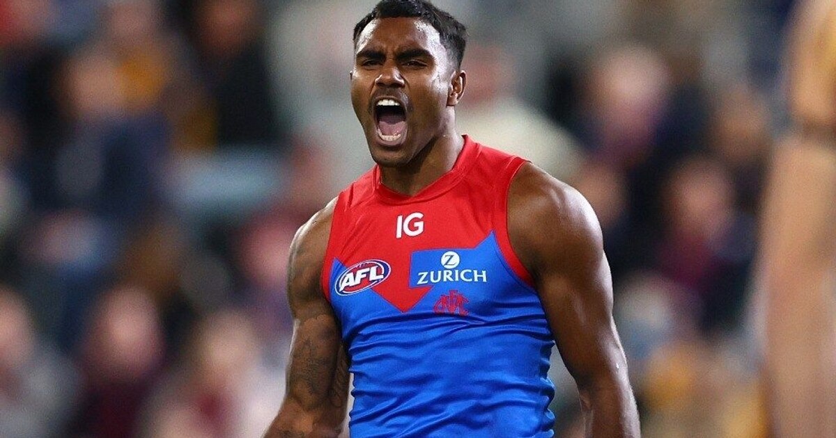 Pickett picks his spot again for fantastic fourth