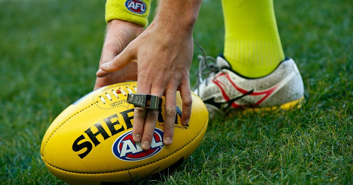 AFL umpires Ray Chamberlain, Chris Donlon, Michael Saunders announce retirement