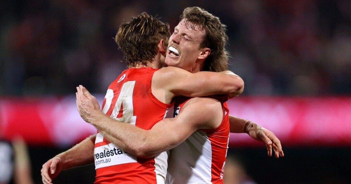 Last two mins: Incredible late surge sees Swans overrun Magpies